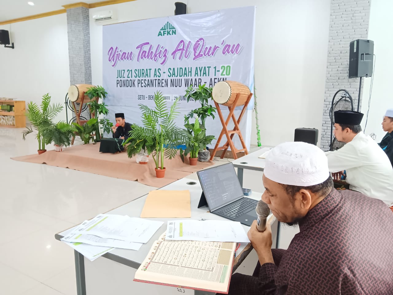 KH Fadzlan Garamatan Uji Hafalan Alquran Santri Nuu Waar - AFKN Nuu Waar