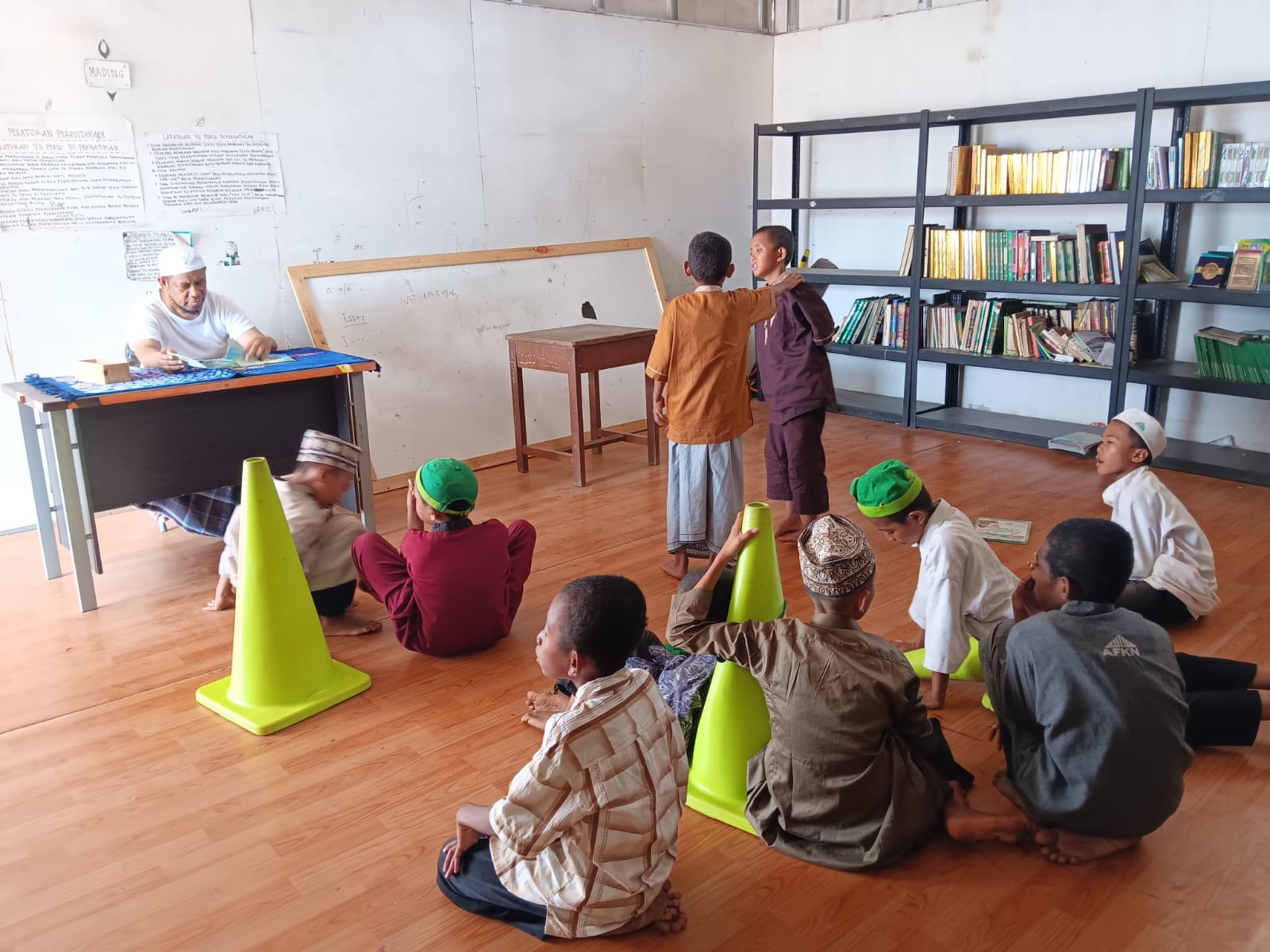 Kiai Fadzlan Garamatan Mengajar Hadits - AFKN Nuu Waar