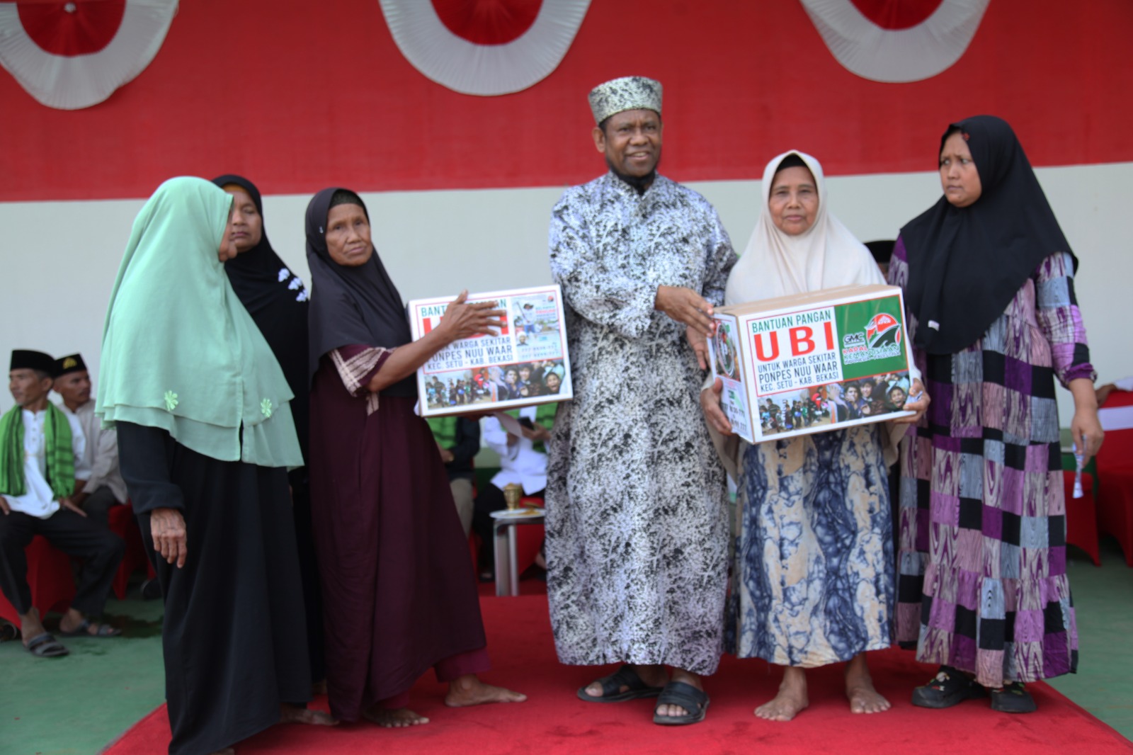 Selain Dikirim ke Palestina, Pesantren Nuu Waar AFKN Bagikan Ubi kepada ...